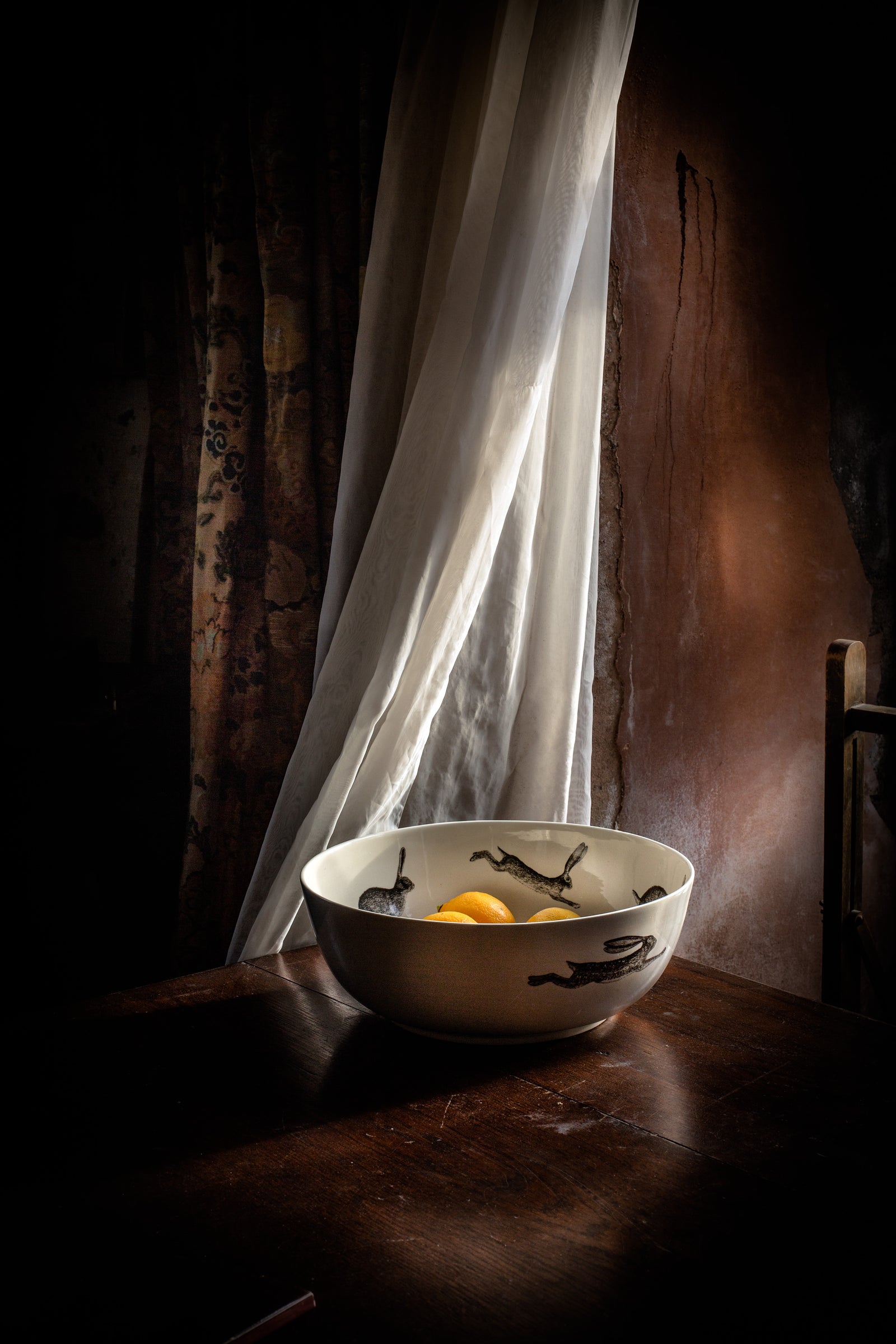 Spring hares serving bowl – Tom Rooth